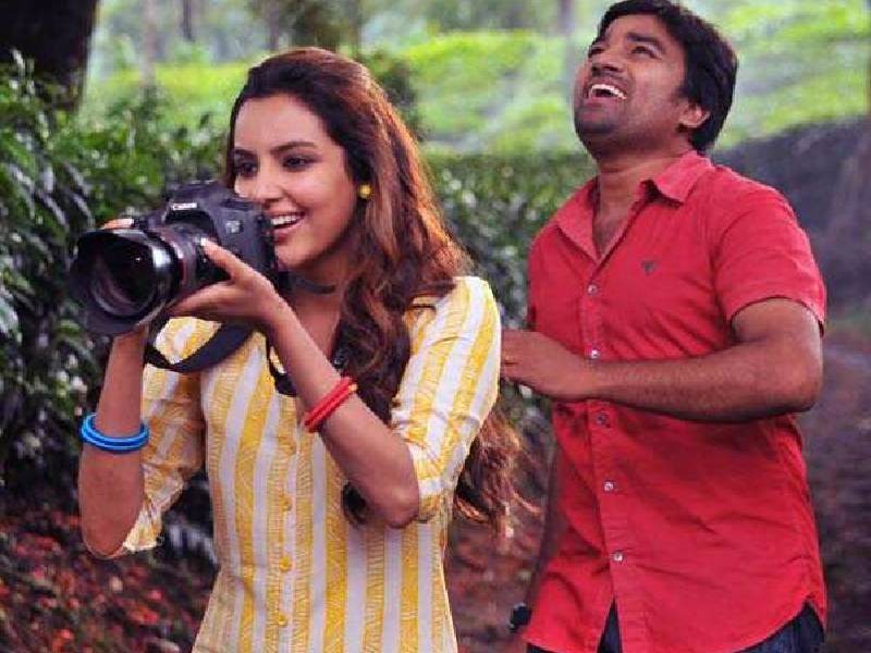 இப்புடி ஒரு ஆடையில்! ஒரு ப்ரோமோஷன் பண்றதுக்கு இவளோ வாங்குவீங்களா ...