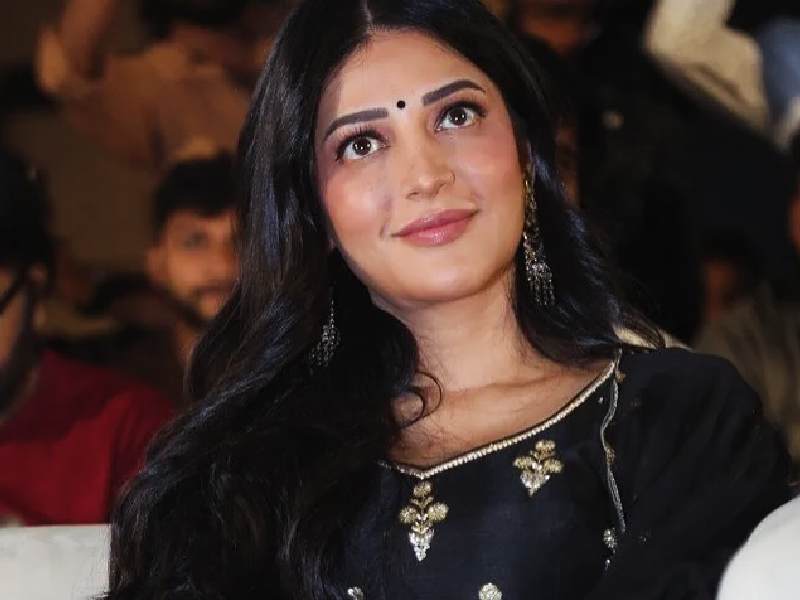 ரொம்ப தாராளம் நீங்க! அவங்களே தூக்கி தூக்கி காட்டிட்டு இருக்காங்க ...